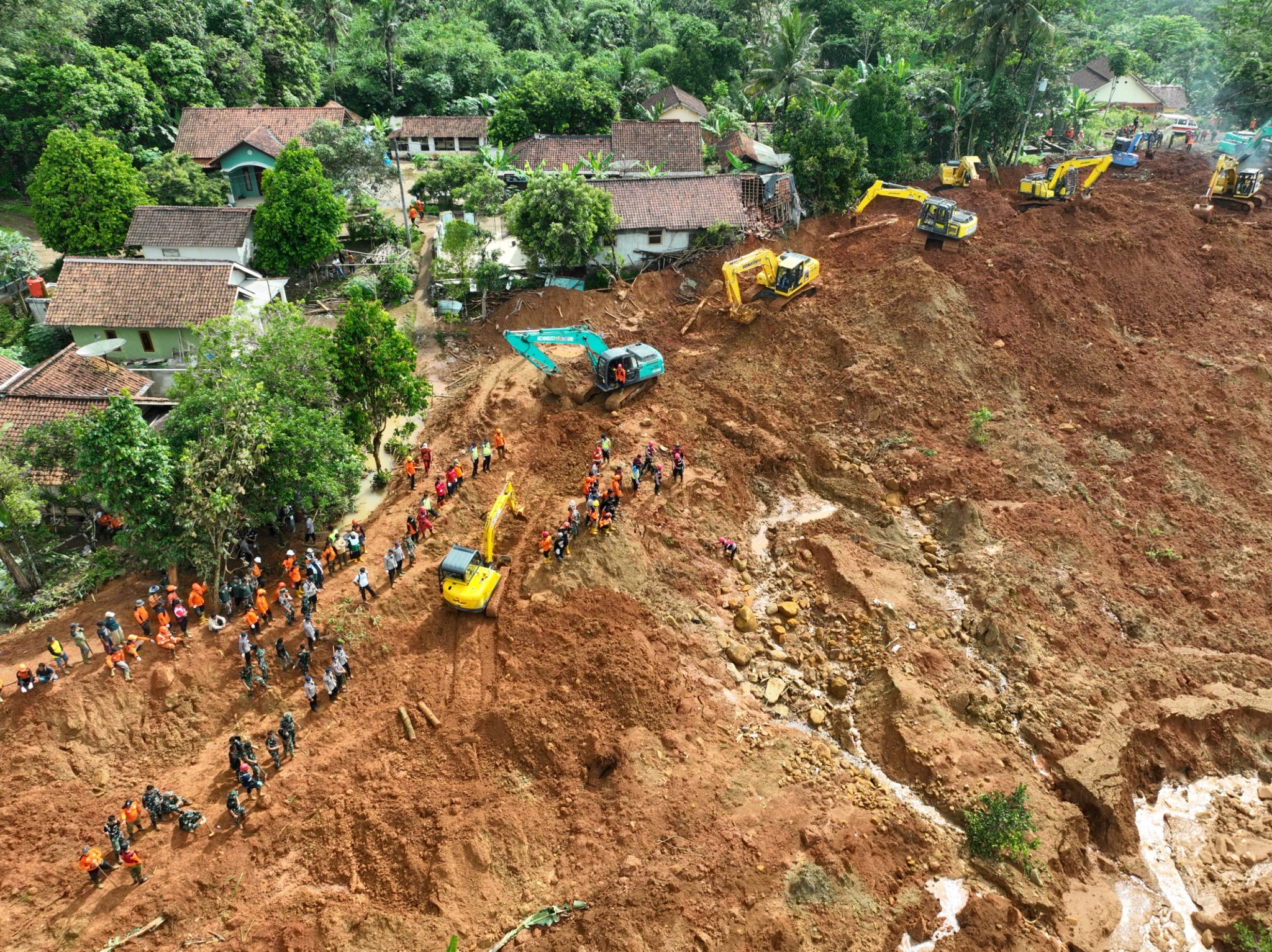 Hari Kelima Pascabencana, Tim SAR Intensifkan Pencarian Korban Longsor ...